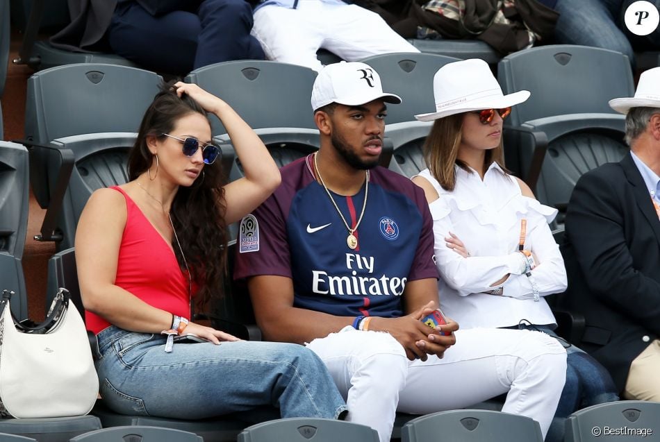 Karl-Anthony Towns et sa compagne Kawahine Andrade dans les tribunes ...