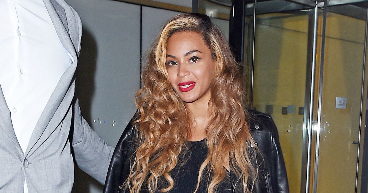 Beyonce Knowles dans les rues de New York. Beyonce porte son ordinateur ... Beyonce Knowles dans les rues de New York. Beyonce porte son ordinateur ...