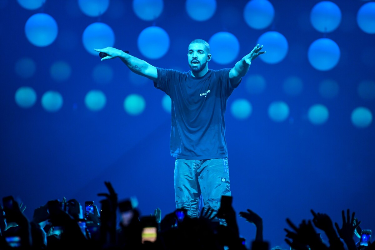 Photo : Drake en concert à l'AccorHotels Arena à Paris le 12 mars 2017 ...