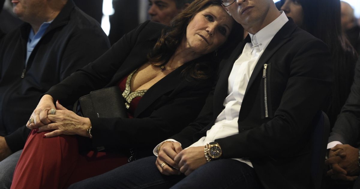 Cristiano Ronaldo avec sa mère Maria Dolores - Conférence de presse de ...
