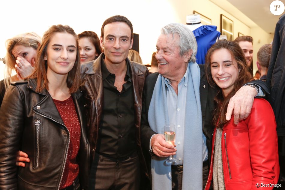 Exclusif - Alain Delon avec ses petites filles Loup et Liv et son fils ...