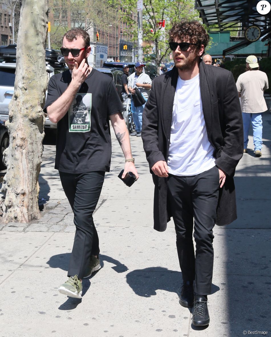Sam Smith et son ami Jack Street à la sortie de l'hôtel Bowery à New ...