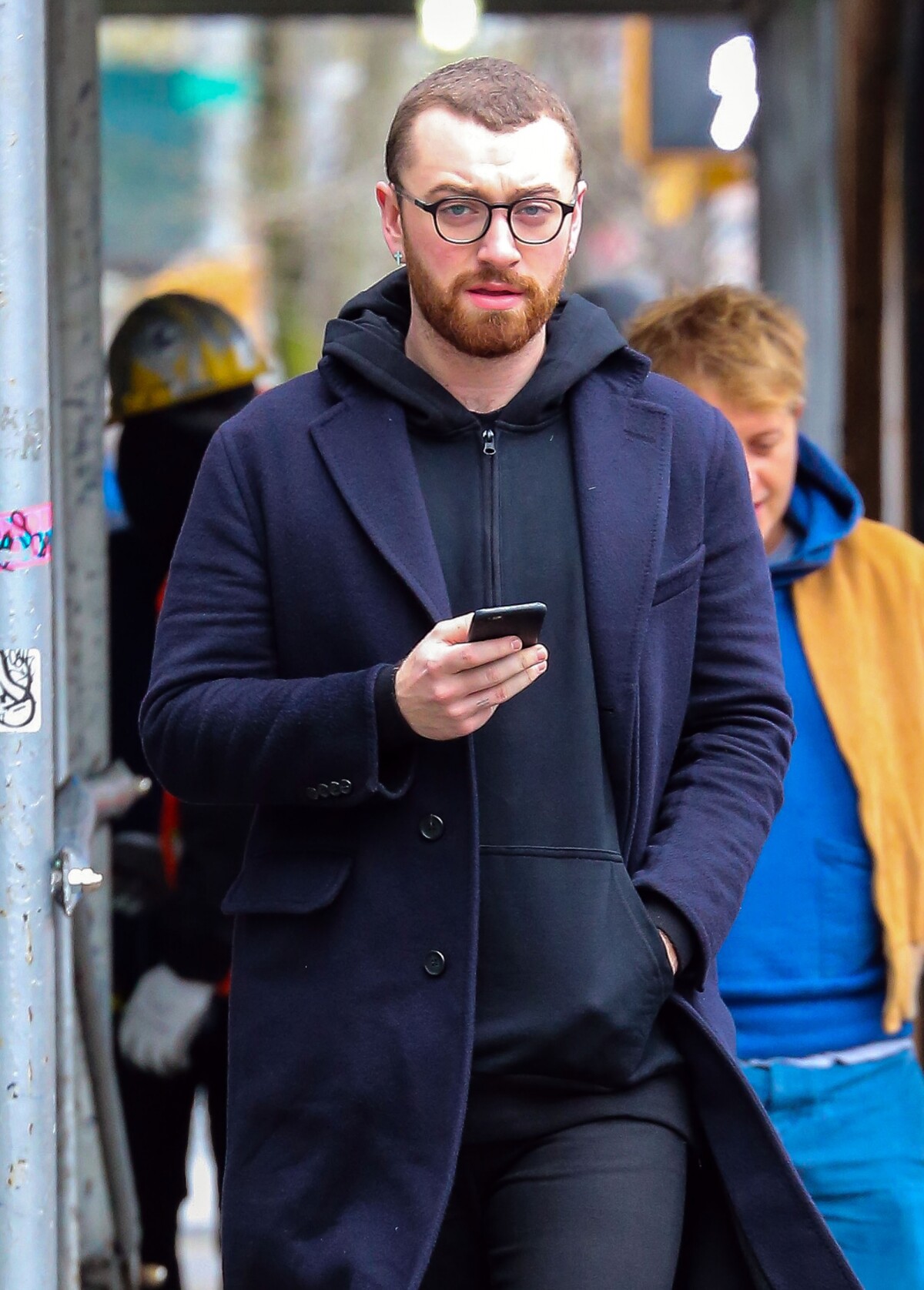 Photo : Sam Smith dans les rues de New York, le 12 avril 2016. - Purepeople