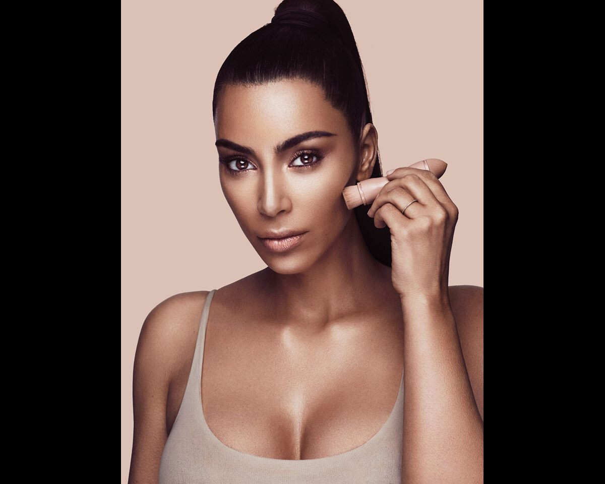 Photo : Kim Kardashian, visage de la marque de maquillage KKW BEAUTY. Juin 2017. - Purepeople