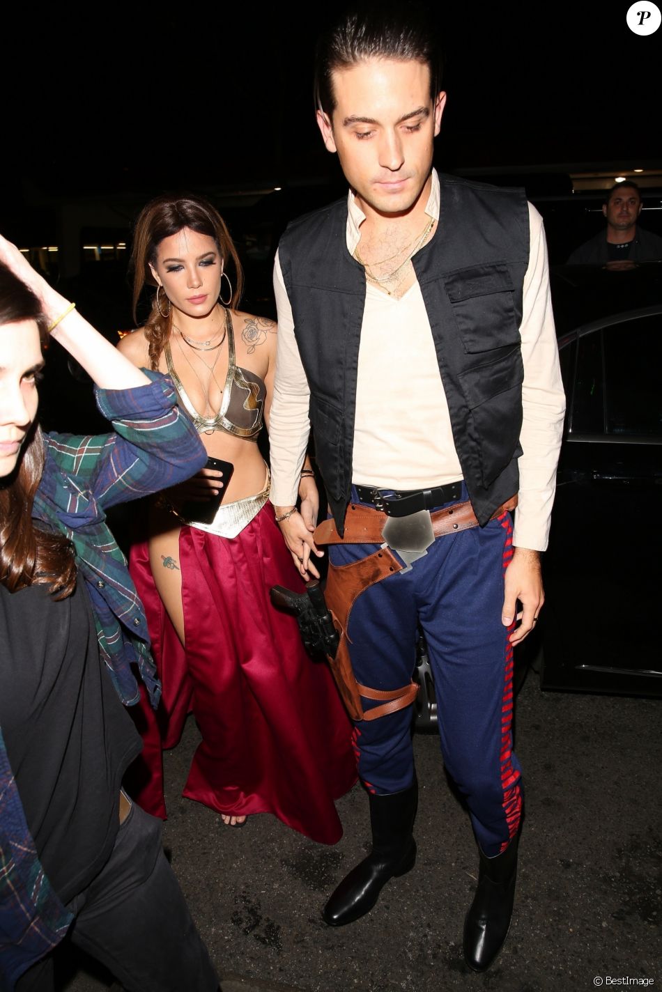 G-Eazy et sa compagne la chanteuse Halsey déguisés arrivent à la soirée ...