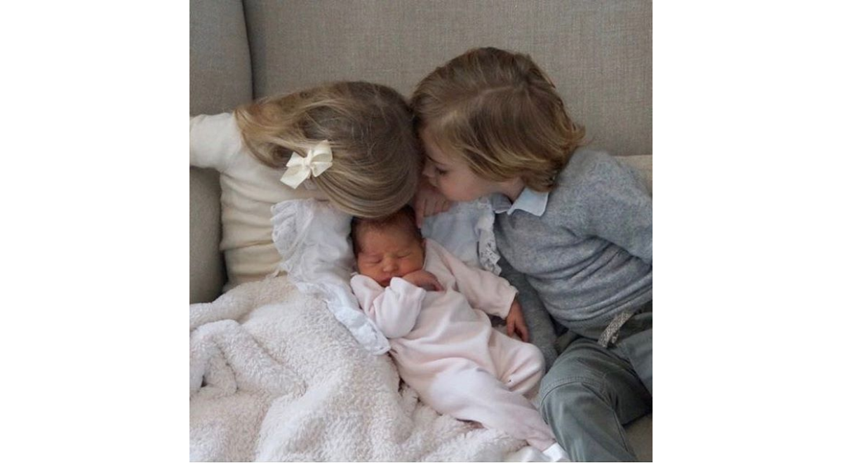 Photo : La princesse Adrienne de Suède accueillie à la maison à Stockholm par sa grande soeur la ...