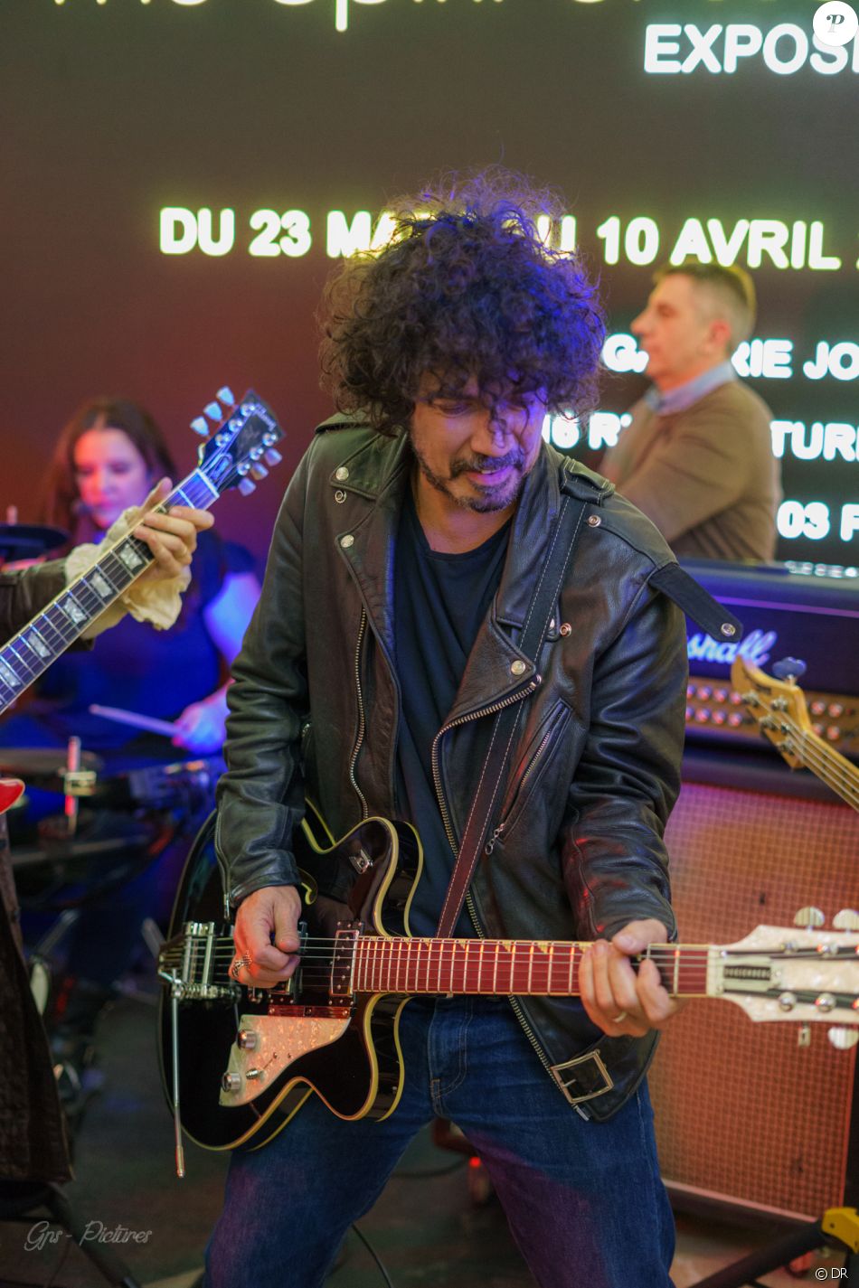 Yarol Poupaud en concert au vernissage de l'exposition The Spirit of ...