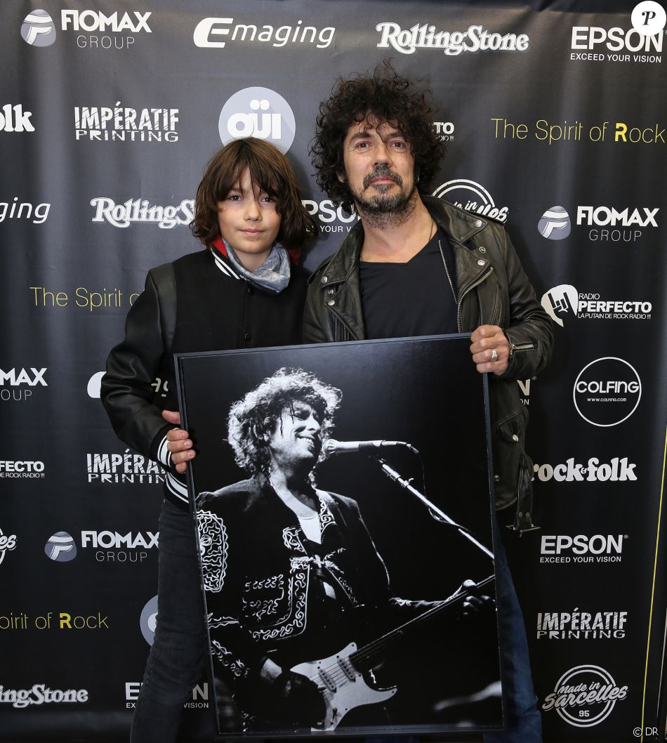 Yarol Poupaud et son fils au vernissage de l'exposition The Spirit of ...