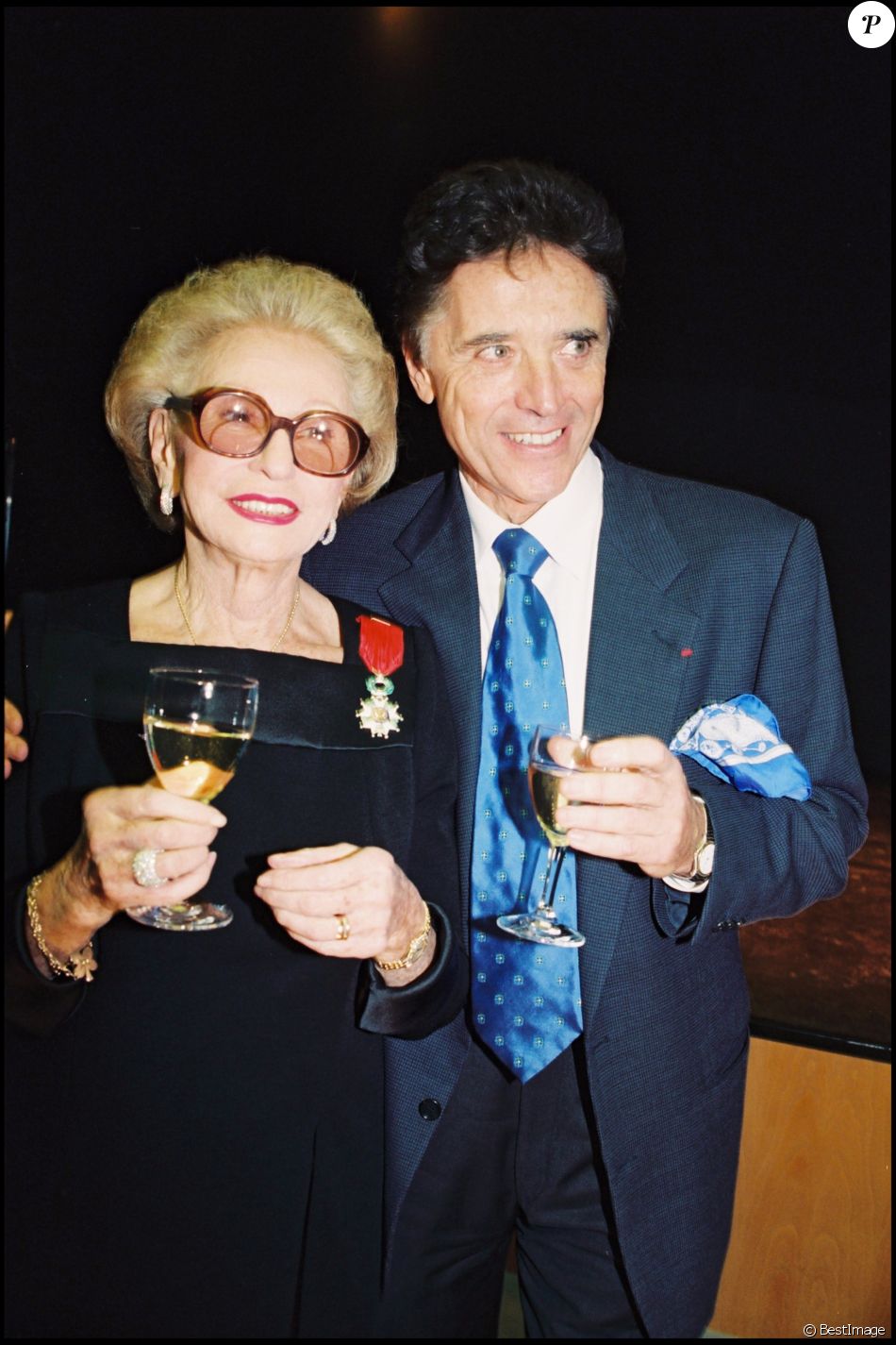 Paulette Coquatrix et Sacha Distel à Paris en 1997. - Purepeople