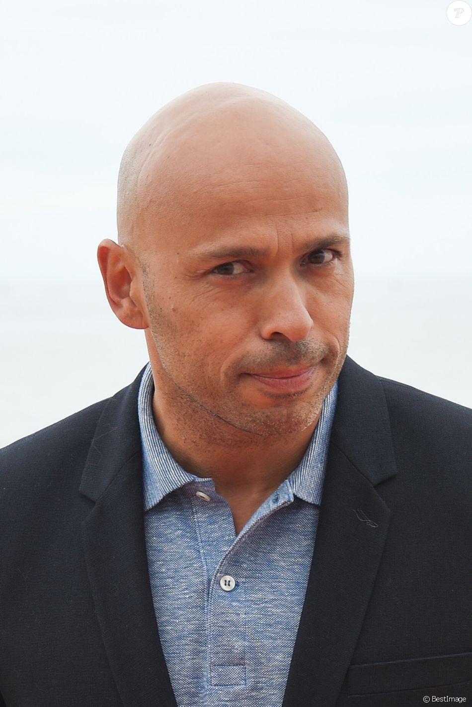 Eric Judor sur la plage lors du festival du film de Cabourg le 16 juin ...