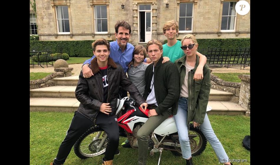Le prince Pavlos de Grèce avec ses cinq enfants le prince Odysseas, le ...