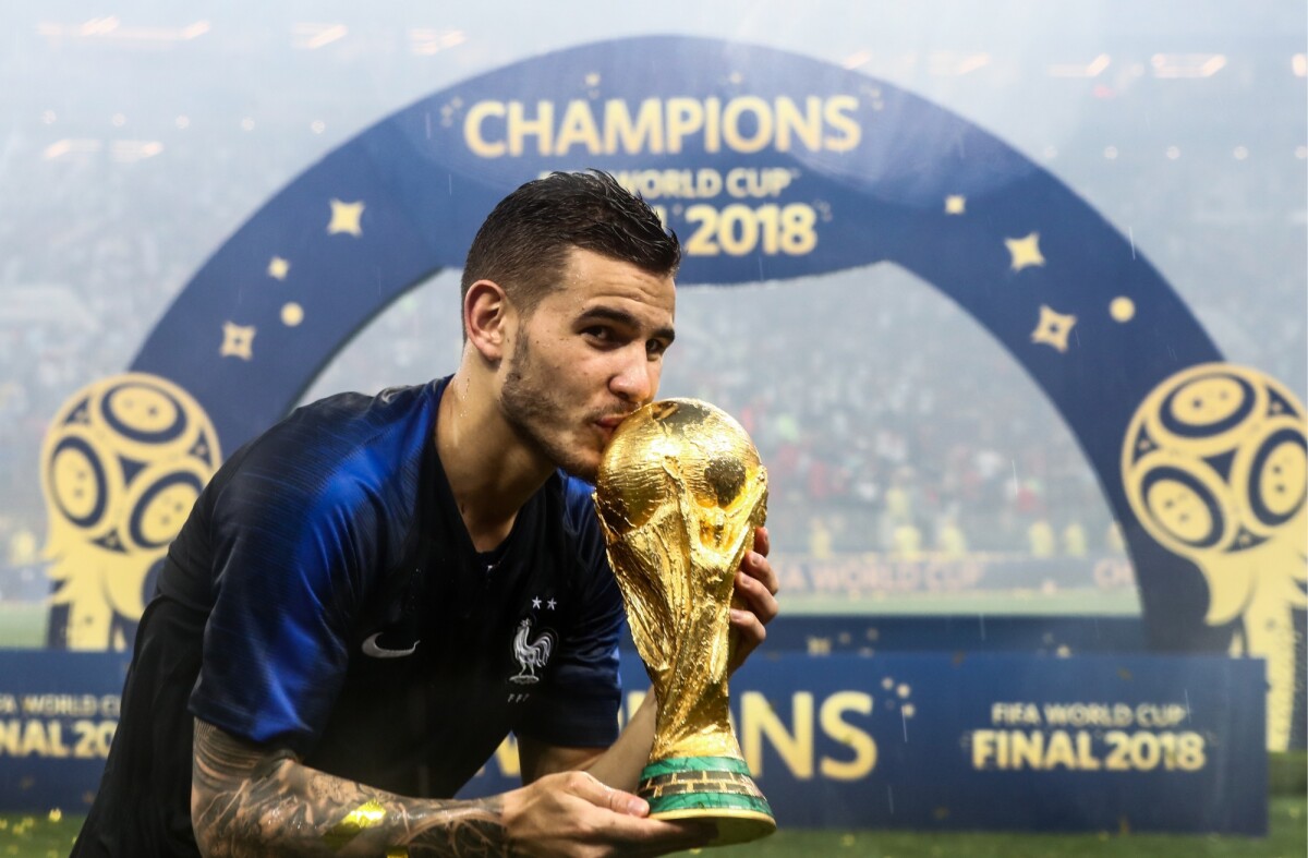 Photo : L'équipe de France sur la pelouse du stade Loujniki après leur ...