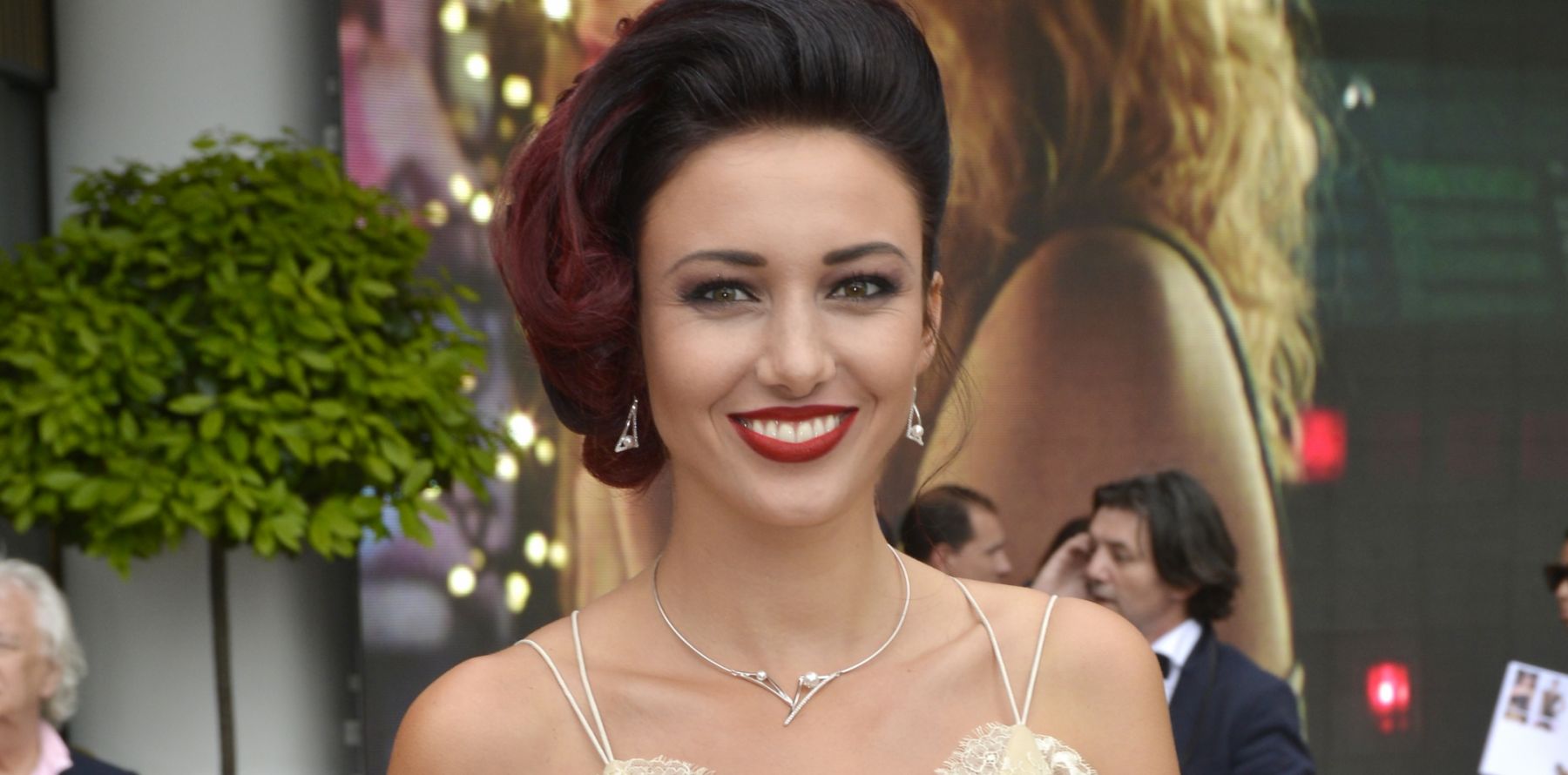 Delphine Wespiser en froid avec Sylvie Tellier ? Sa réponse sans tabou... - Purepeople