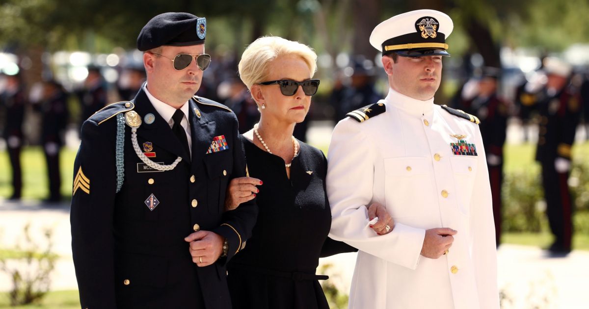 Cindy McCain, veuve de John McCain, escortée par ses fils Jimmy McCain ...