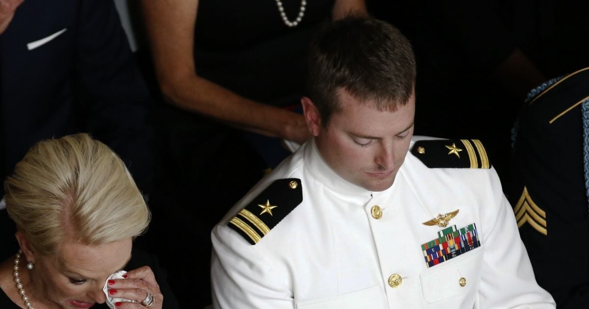 Cindy McCain et son fils Jack McCain - Hommage au sénateur américain ...