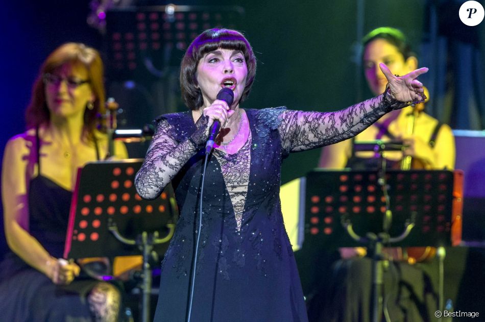 Mireille Mathieu en concert à Hanovre, en Allemagne, le 7 mai 2018 ...