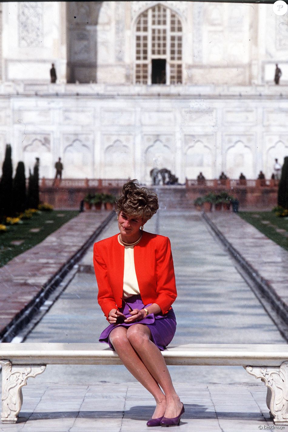 La princesse Diana posant devant le Taj Mahal en Inde le 13 février ...