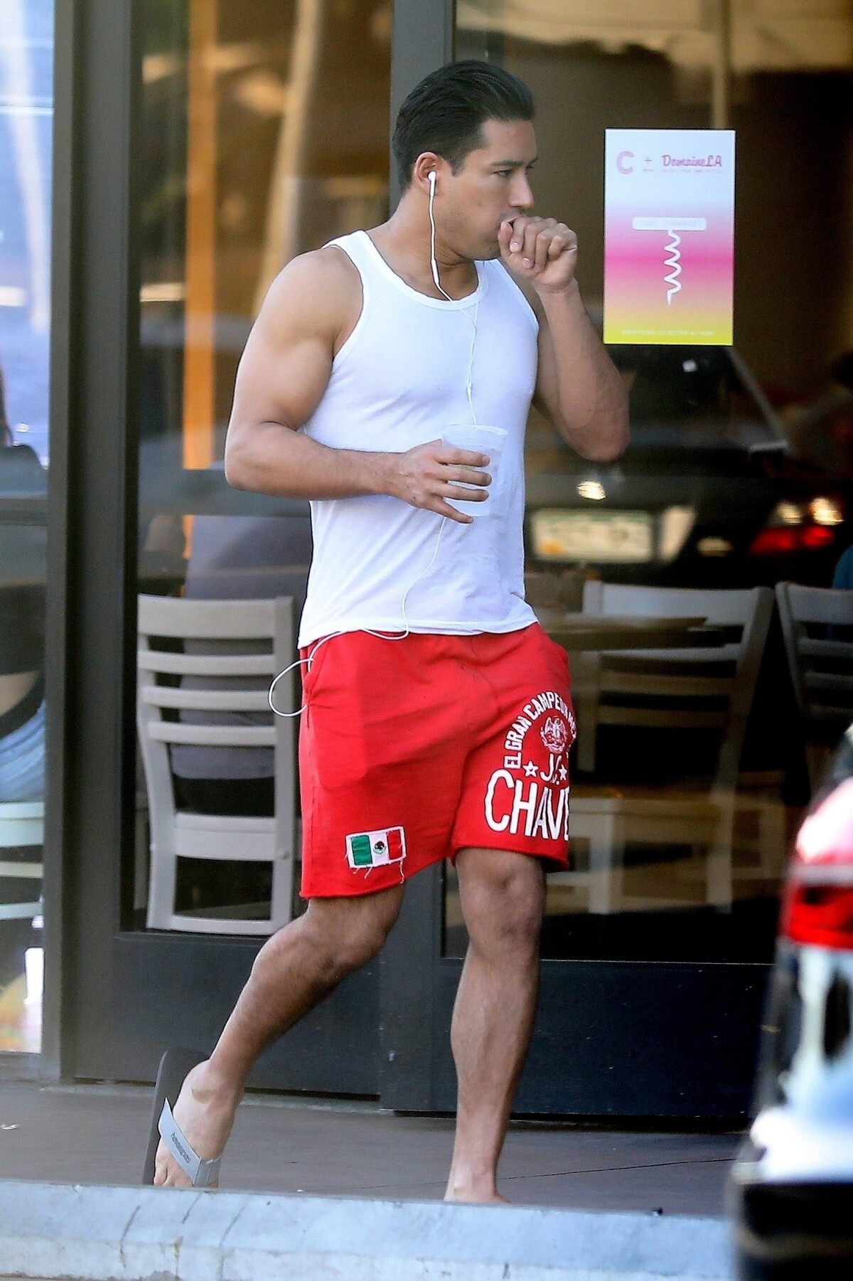 Photo : Exclusif - Mario Lopez à la sortie du restaurant California ...