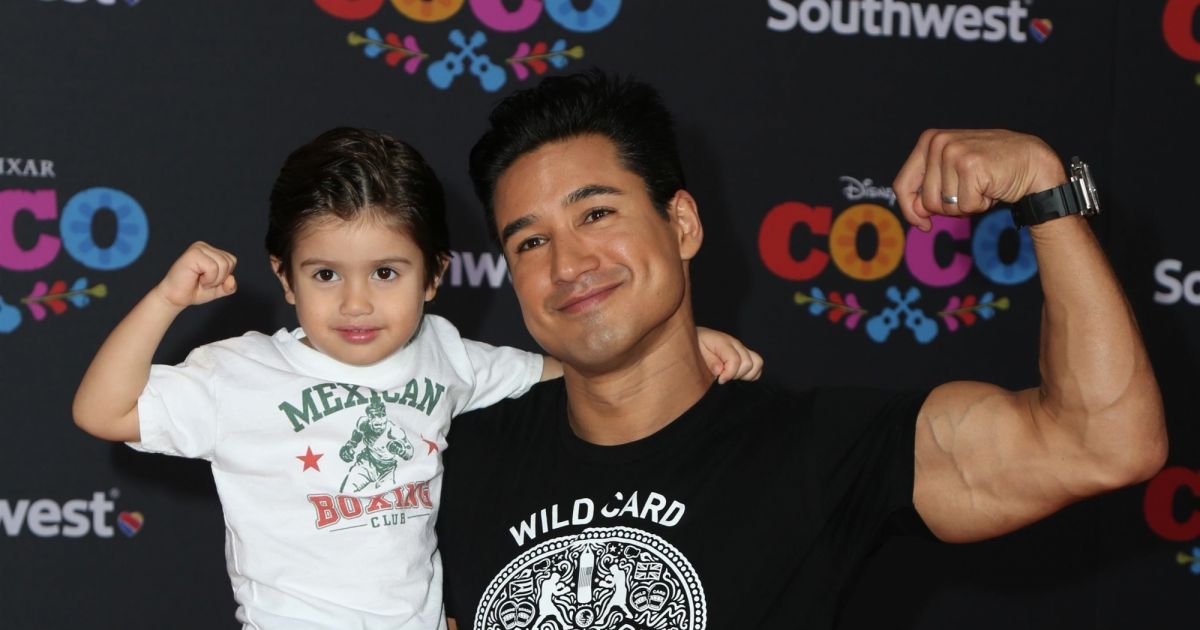 Mario Lopez et son fils Dominic Lopez à la première de 'Coco' au théâtre El Capitan à Hollywood ...
