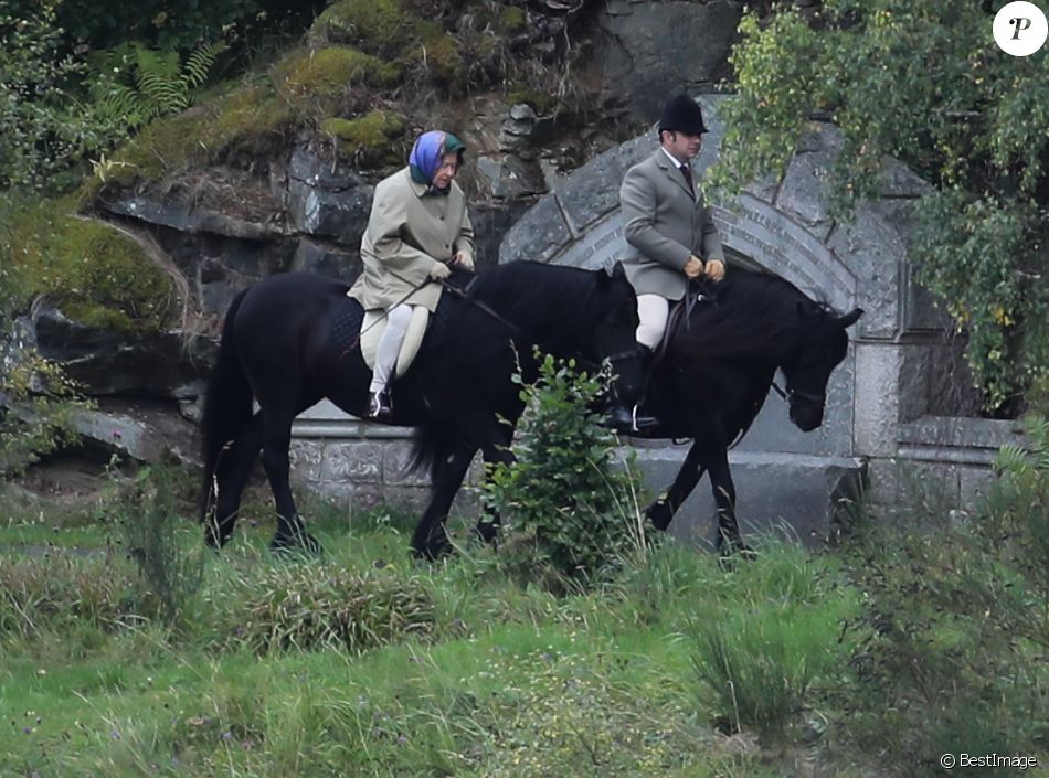La reine Elizabeth II d'Angleterre fait une promenade à cheval à ...