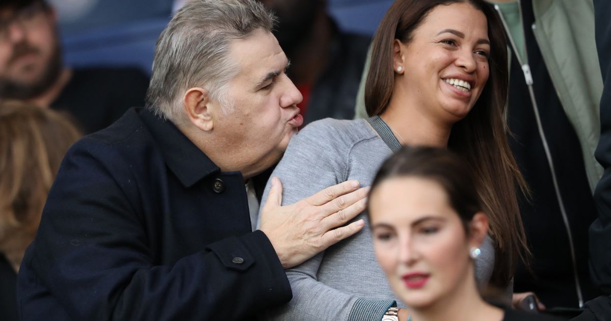 Pierre Ménès et sa compagne Mélissa Acosta dans les tribunes lors du ...