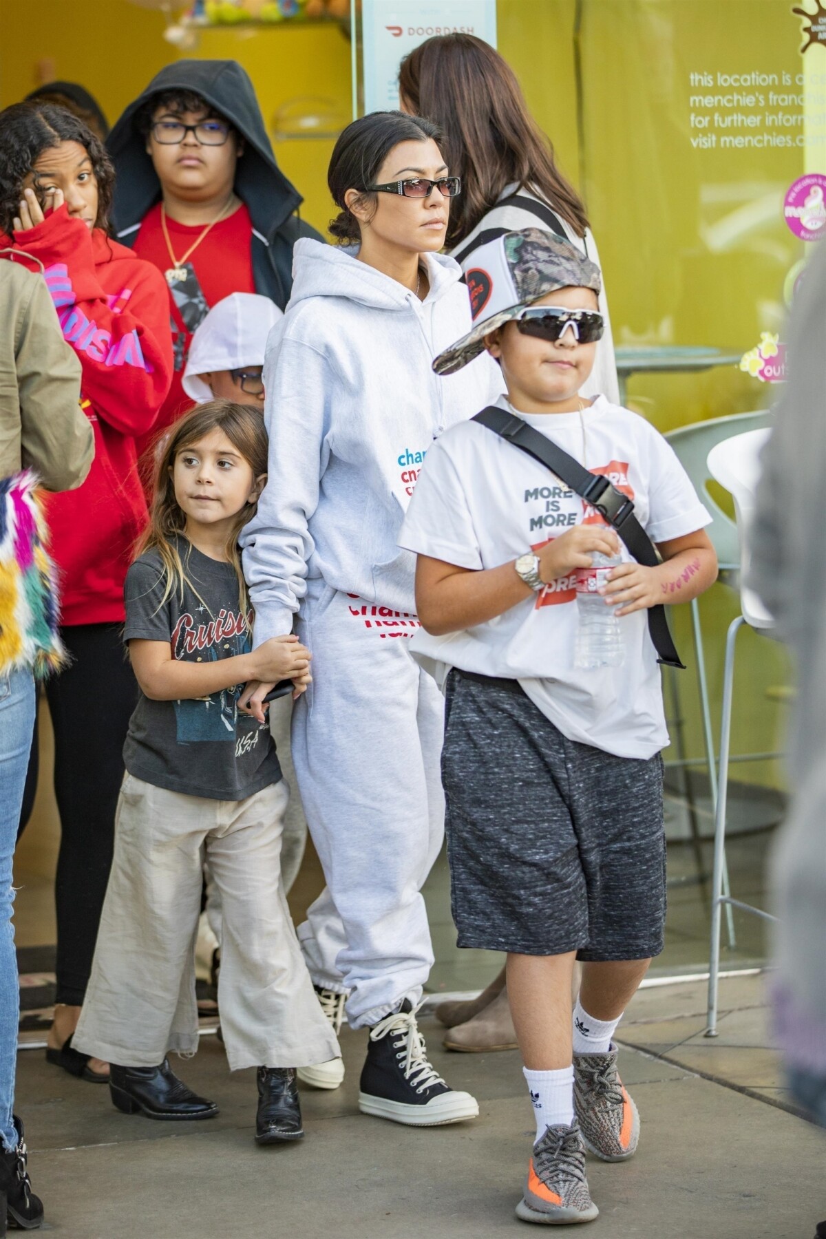 Photo : Exclusif - Kourtney Kardashian et Travis Barker emmènent leurs ... Photo : Exclusif - Kourtney Kardashian et Travis Barker emmènent leurs ...