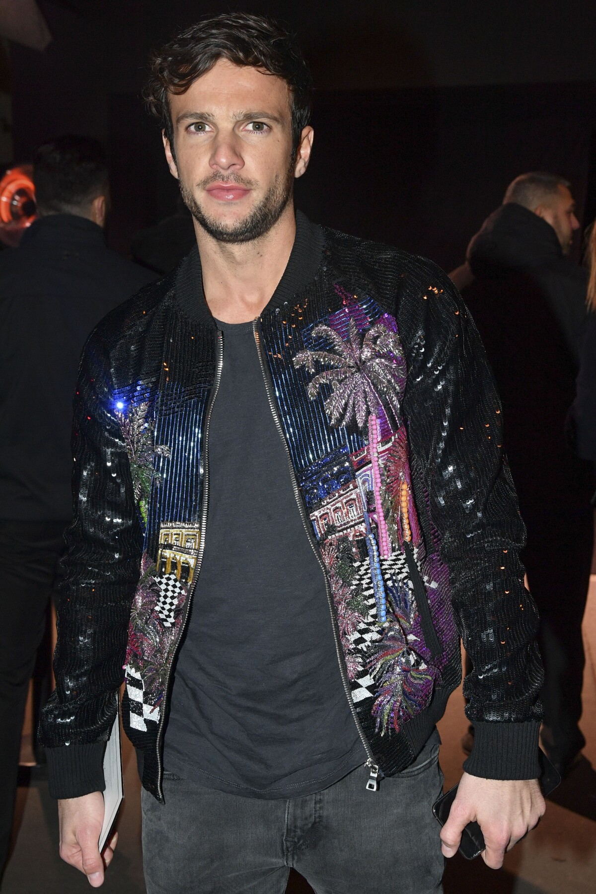 Photo : Hugo Philip à l'extérieur du défilé Balmain homme automne hiver ...