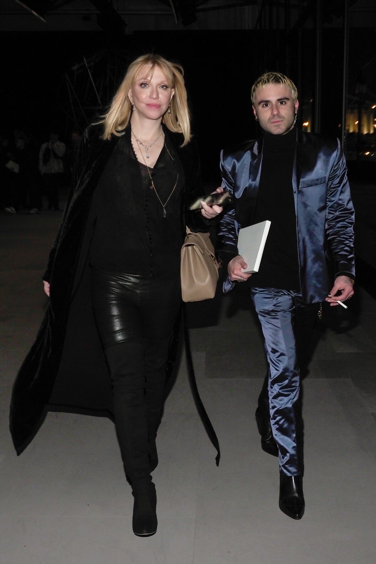 Photo : Courtney Love et Henri Alexander Levy au front row du défilé ...