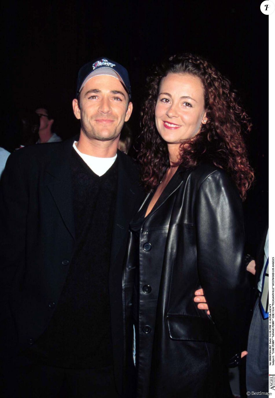 Luke Perry et Minnie Sharp à Los Angeles le 14 octobre 1998. - Purepeople