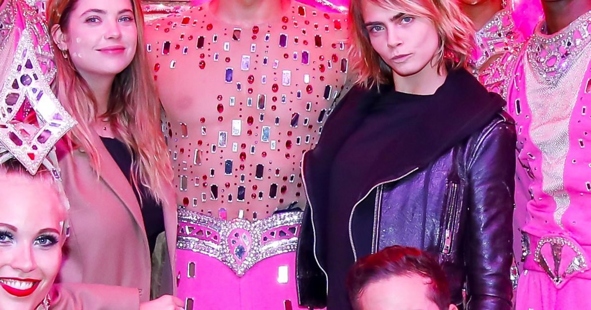 Exclusif - Cara Delevingne et sa compagne Ashley Benson posent avec les ... Exclusif - Cara Delevingne et sa compagne Ashley Benson posent avec les ...