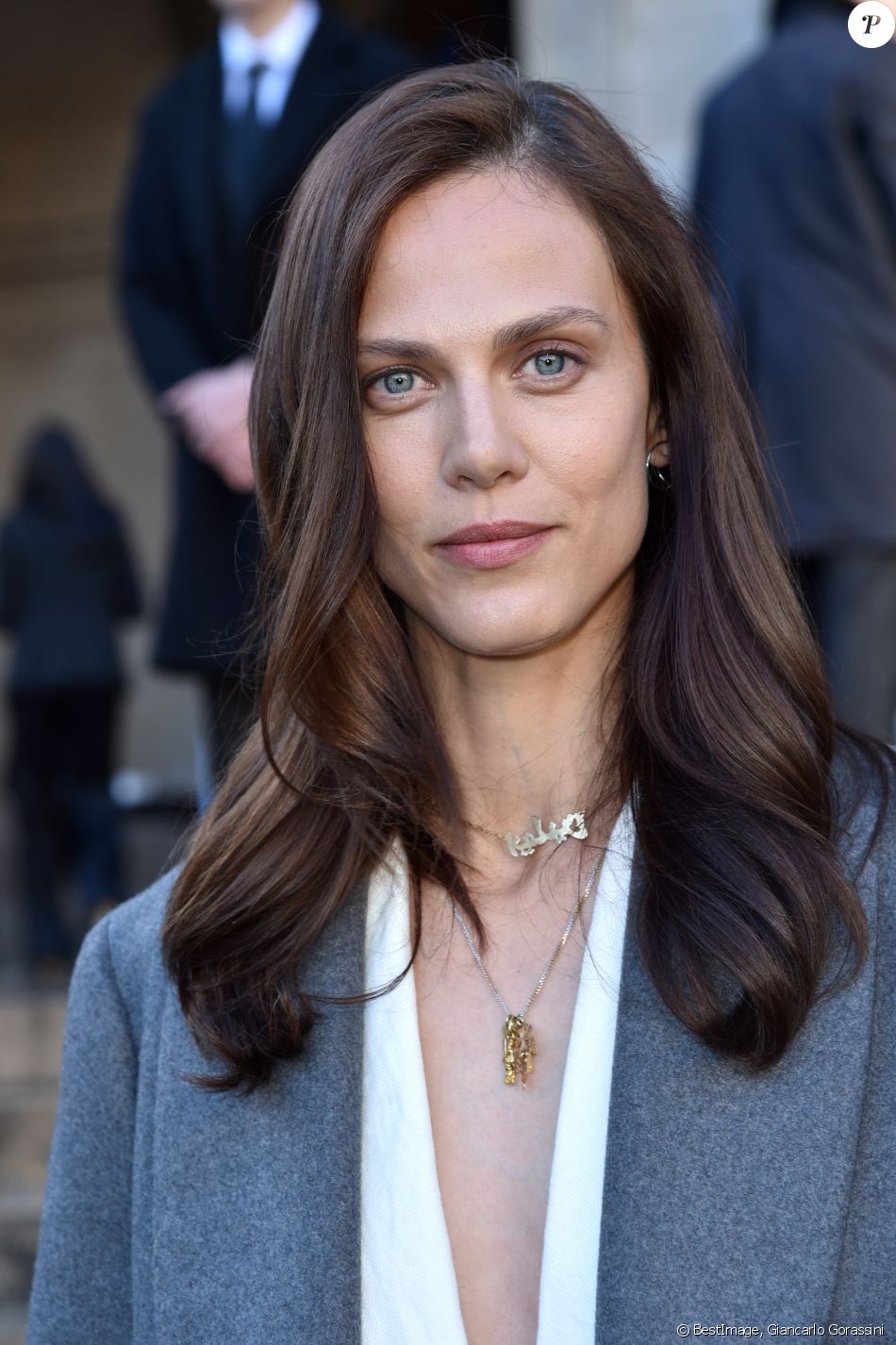 Aymeline Valade arrive au gala du 350ème anniversaire de l'Opéra ...