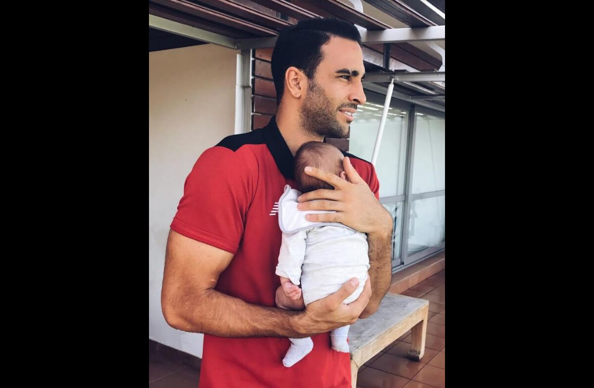 Photo : Adil Rami avec l'un de ses jumeaux. - Purepeople