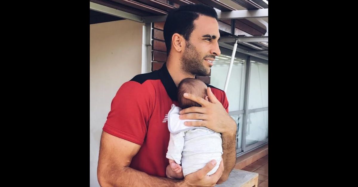 Adil Rami avec l'un de ses jumeaux. - Purepeople