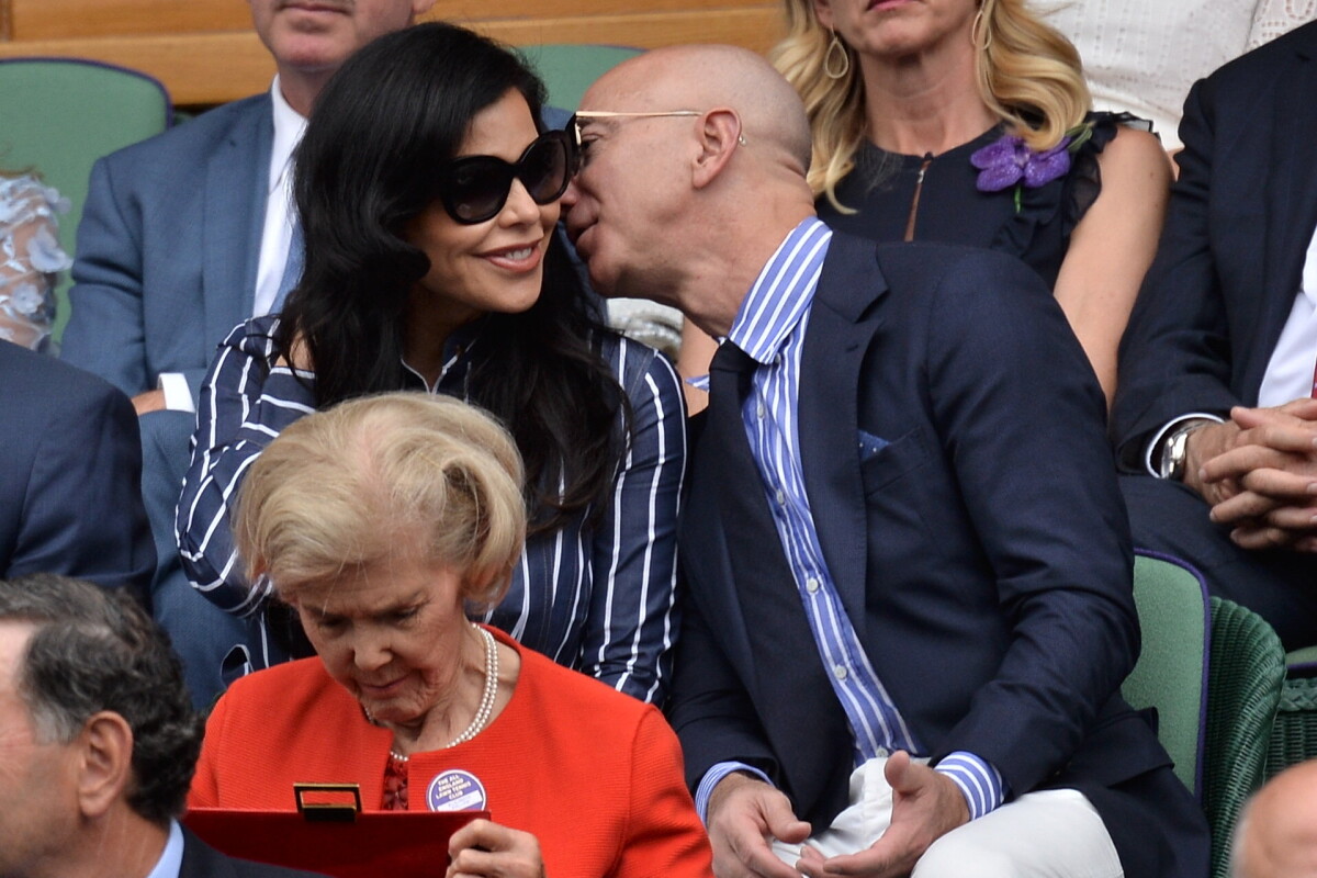 Photo : Jeff Bezos et sa compagne Lauren Sanchez assistent à la finale ...