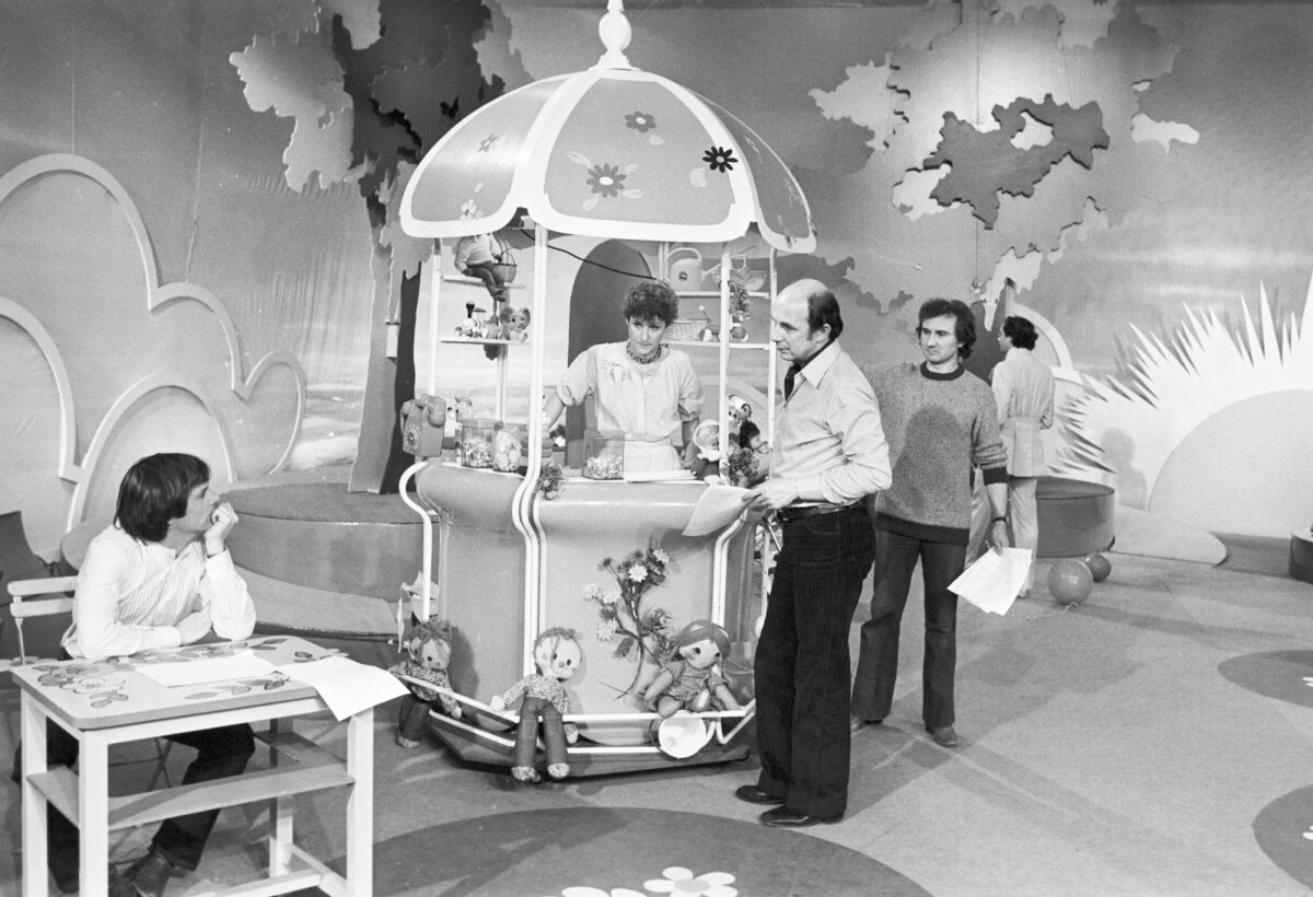 Photo : Archives - En France, à Paris, sur le plateau, dans le décor de ...