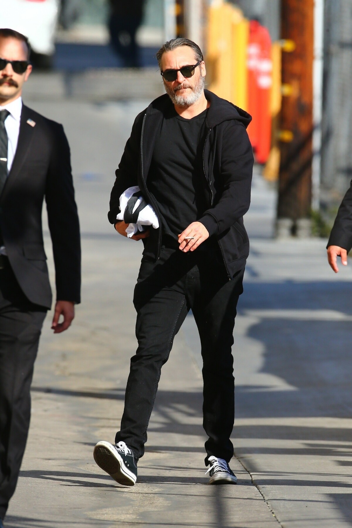 Photo : Joaquin Phoenix fume une cigarette à son arrivée à l'émission ...