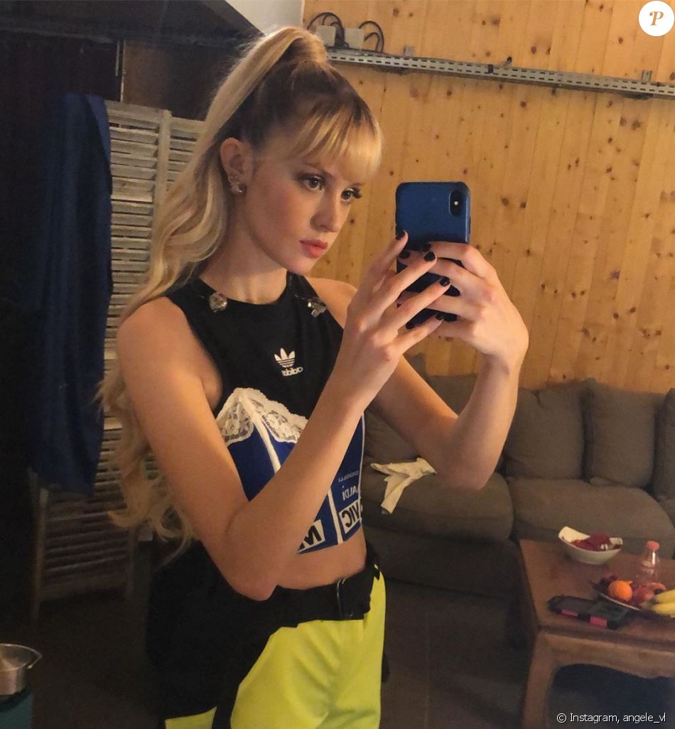 Angèle prend un selfie sur Instagram. - Purepeople