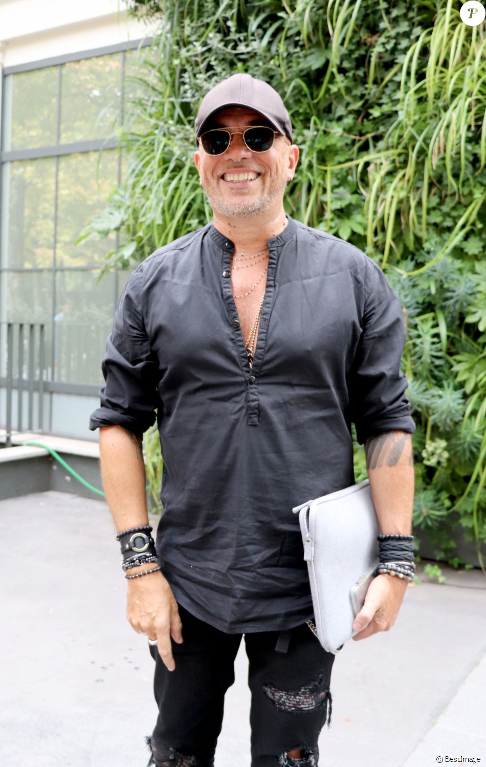 Pascal Obispo arrive à l'enregistrement de l'émission Vivement Dimanche ...