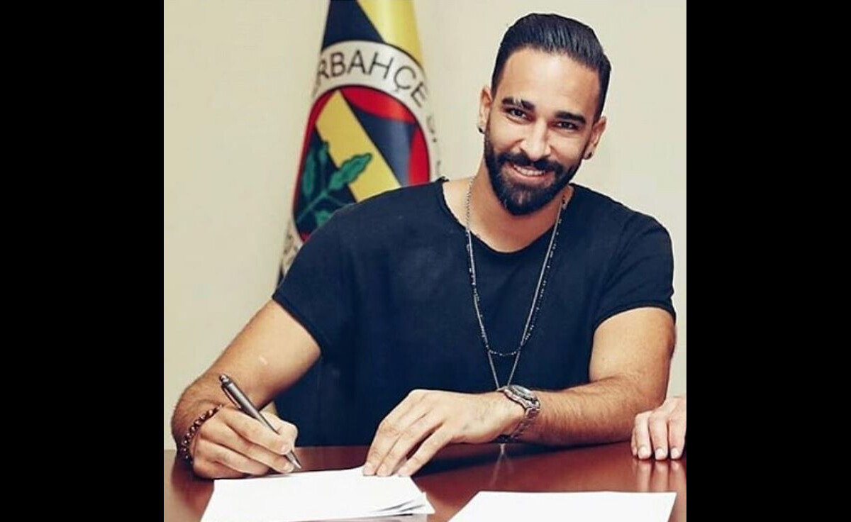 Photo : Adil Rami signe son contrat avec le club de Fenerbahçe (Turquie ...