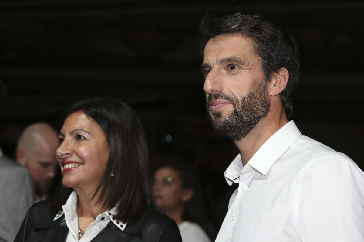 Photo : Anne Hidalgo (maire de Paris) et Tony Estanguet lors de la présentation du logo des Jeux ...