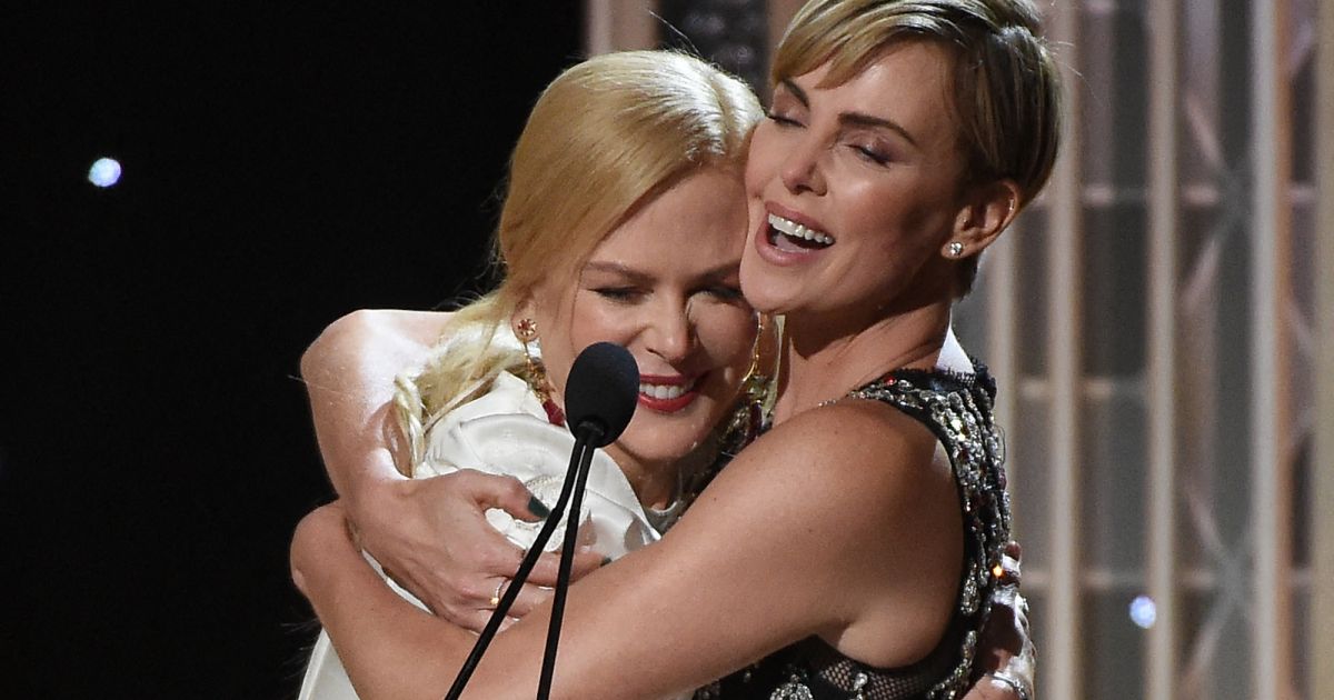 Nicole Kidman et Charlize Theron lors des 23e Hollywood Film Awards à l ...