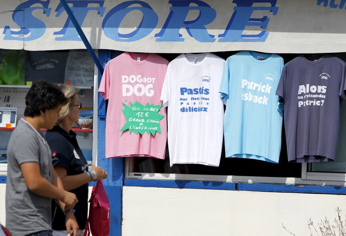 Photo : Merchandising au camping des Flots bleus. - Ode (Purepeople)