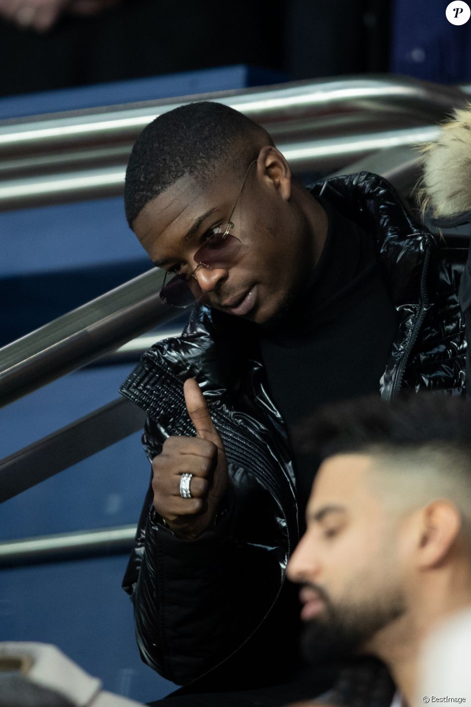 Le rappeur Ninho dans les tribunes lors du match de Ligue 1 opposant le ...