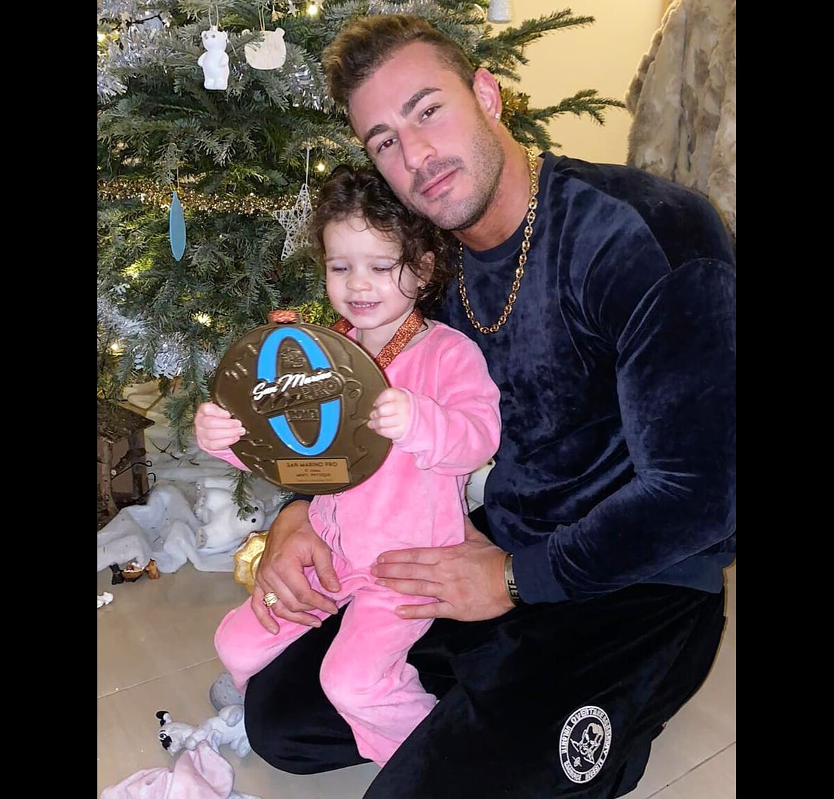 Photo : Maxime Parisi, l'ancien fiancé de Julia Paredes, avec sa fille ...