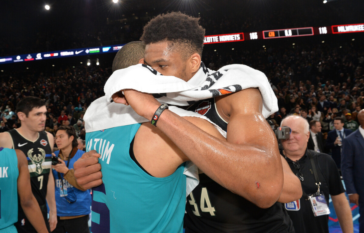 Photo : Nicolas Batum et Giannis Antetokounmpo lors du match du NBA Game Paris 2020 entre les ...