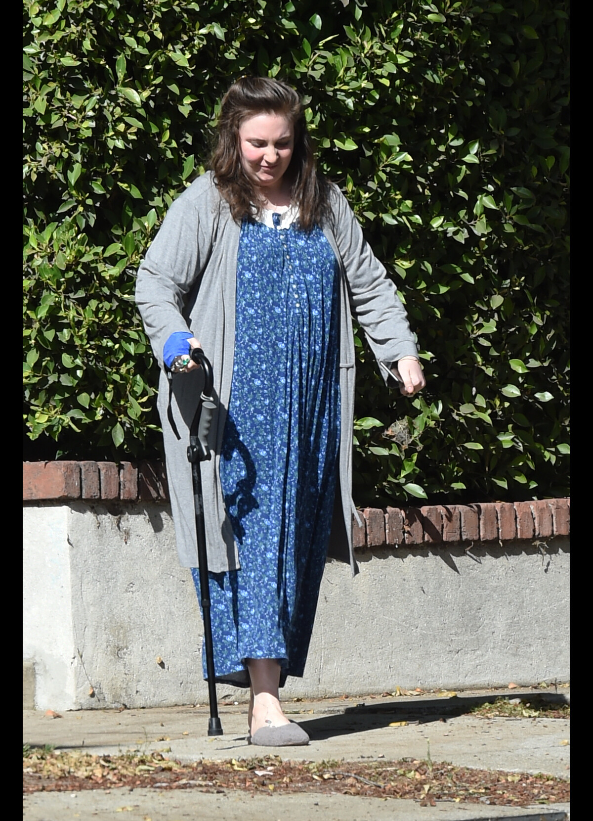 Photo : Exclusif - Lena Dunham avec la main droite bandée, marche avec ...
