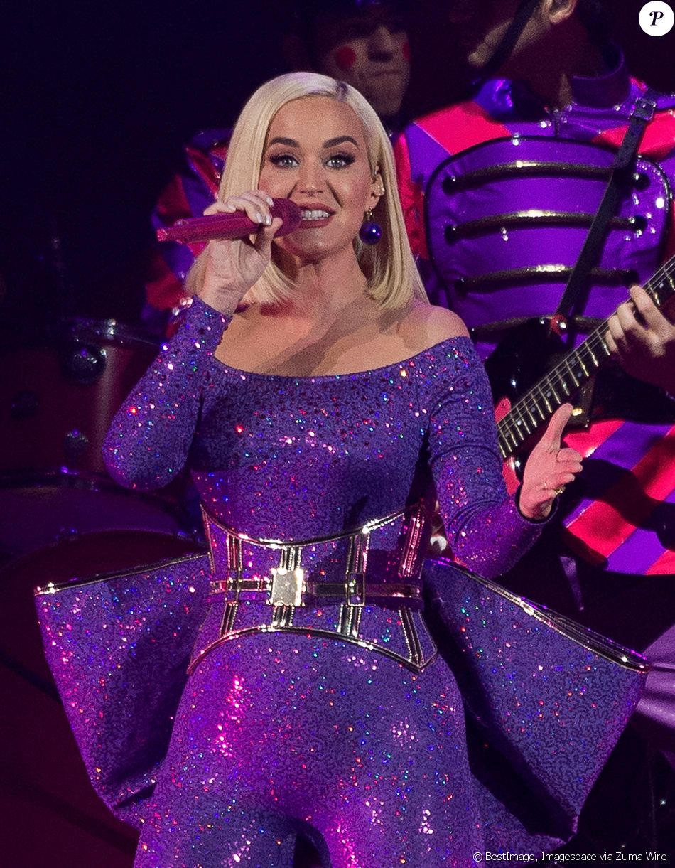 Katy Perry en concert pendant la tournée 'B96 Jingle Bash' à l'Arena ...