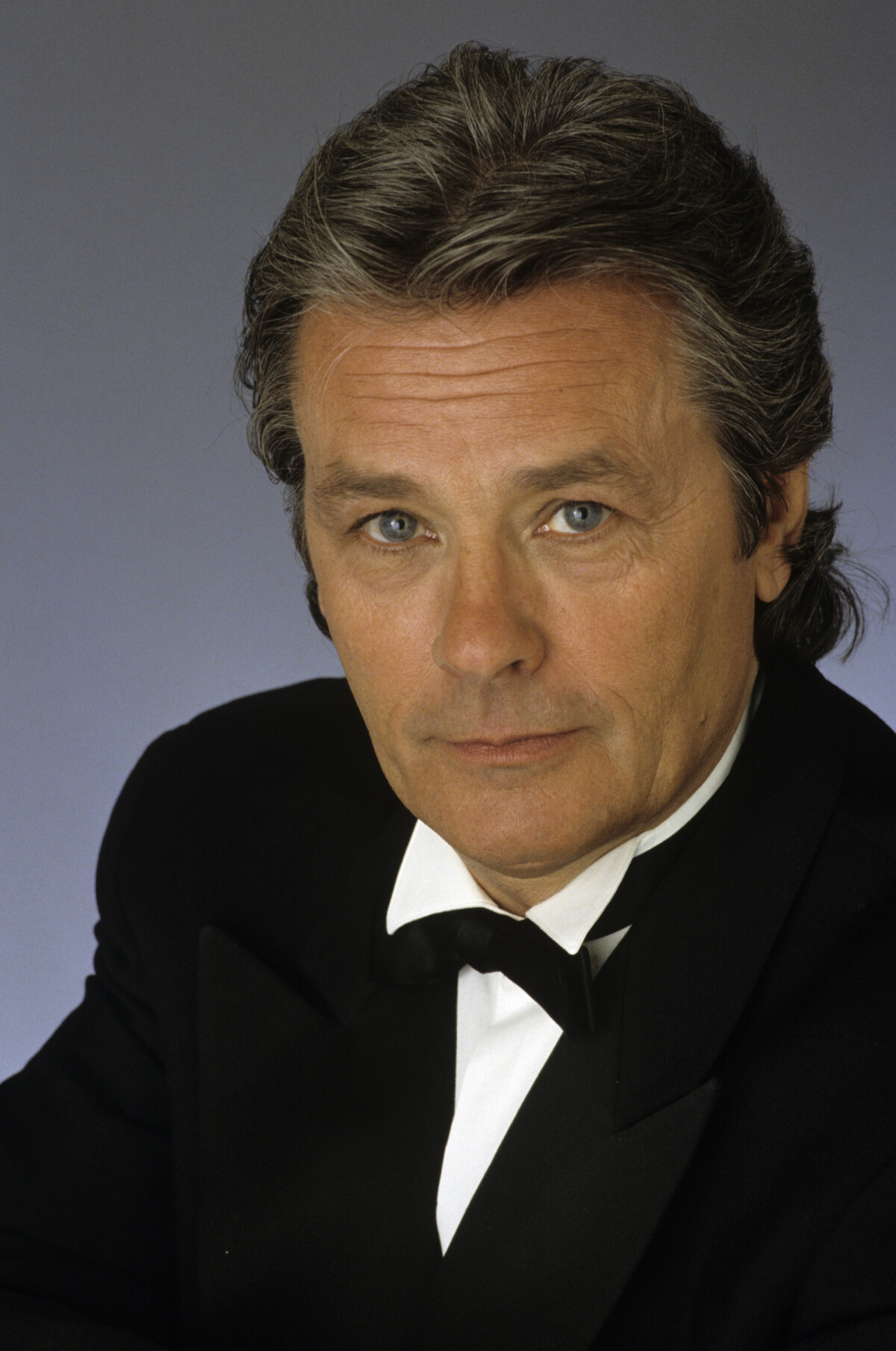 Photo : Archives - Portrait studio d'Alain Delon. Paris. Avril 1992 ...