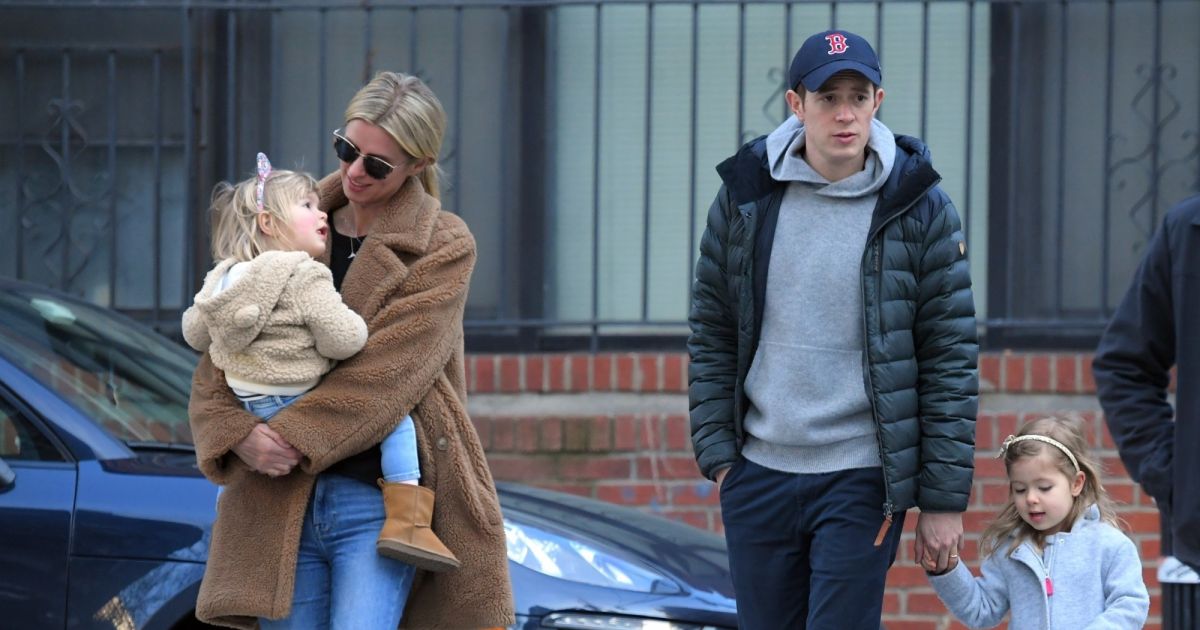 Exclusif - Nicky Hilton Rothschild se promène avec son mari James ...