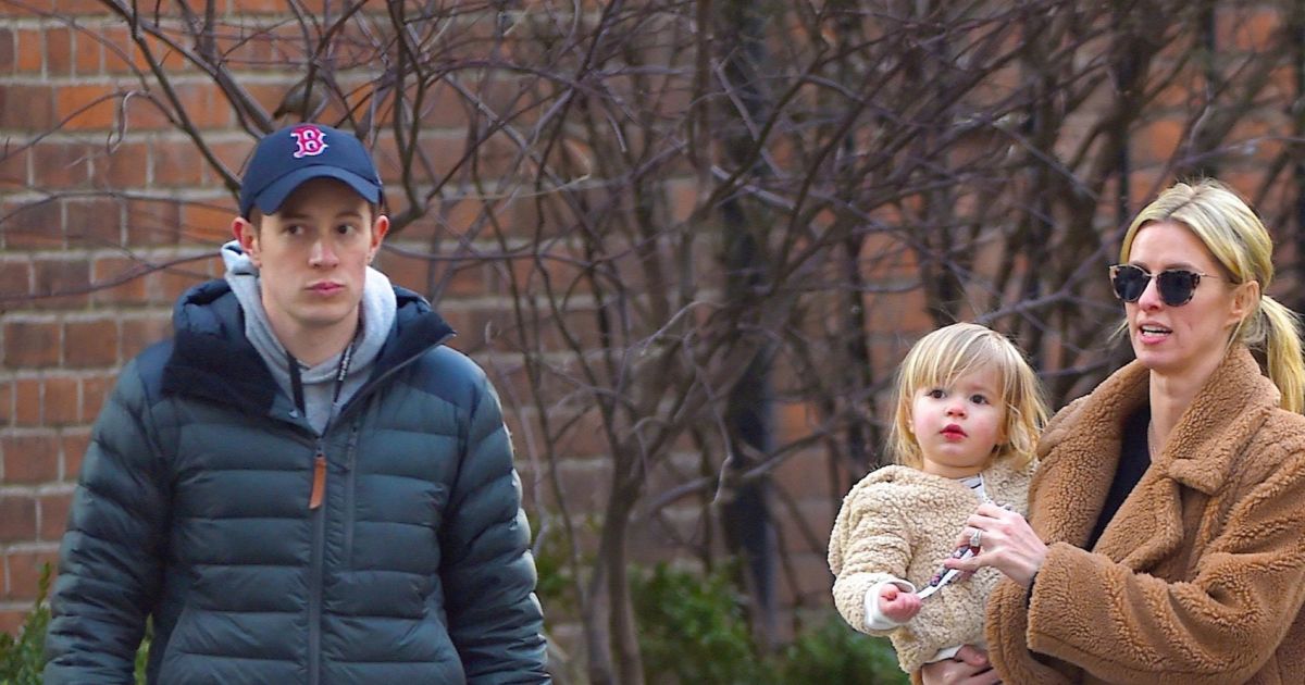 Exclusif - Nicky Hilton Rothschild se promène avec son mari James ...